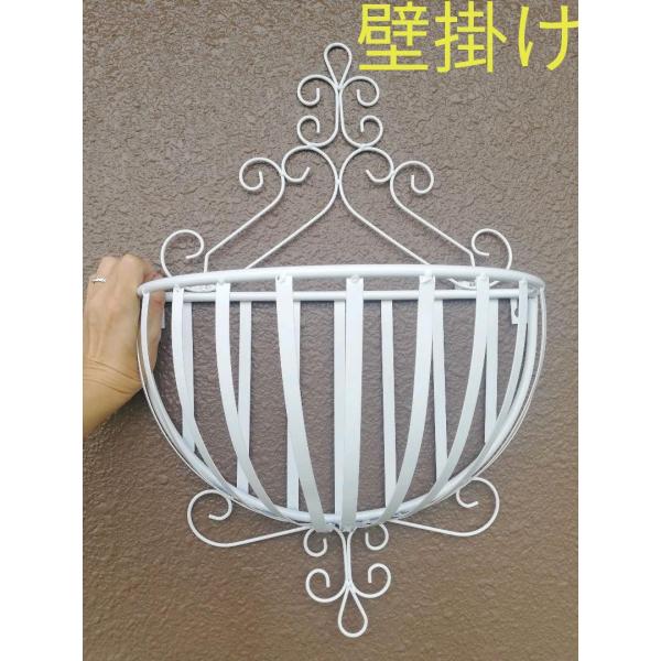 壁掛けタイプのプランターラックです。ホテルのようにお洒落なデザインですので、ガーデニングはもちろんウォールデコとしてもご使用できます。上部の飾りは折りたたみ可能です。お部屋や玄関、お庭の雰囲気に合わせてお楽しみ頂けます。【サイズ】全体縦52...