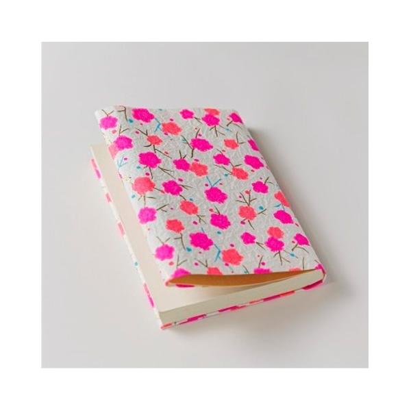 ●品番:22512●入数:１個●友禅和紙を使用した文庫本のブックカバーです。●友禅紙に揉み加工を施し、補強剤を塗布していますので、友禅紙の風合いが良くなり紙も強化されています。