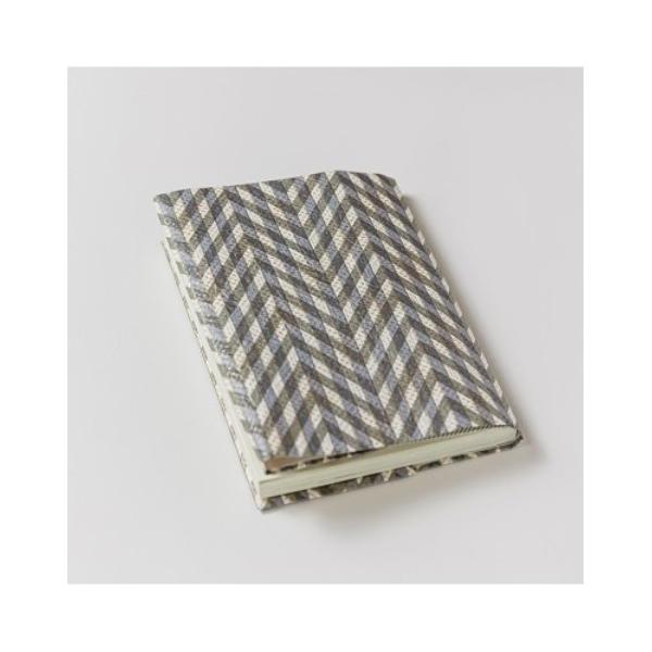 ●品番:22518●入数:１個●友禅和紙を使用した文庫本のブックカバーです。●友禅紙に揉み加工を施し、補強剤を塗布していますので、友禅紙の風合いが良くなり紙も強化されています。