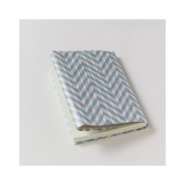 ●品番:22519●入数:１個●友禅和紙を使用した文庫本のブックカバーです。●友禅紙に揉み加工を施し、補強剤を塗布していますので、友禅紙の風合いが良くなり紙も強化されています。