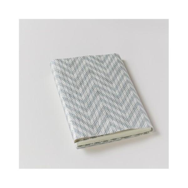 ●品番:22520●入数:１個●友禅和紙を使用した文庫本のブックカバーです。●友禅紙に揉み加工を施し、補強剤を塗布していますので、友禅紙の風合いが良くなり紙も強化されています。