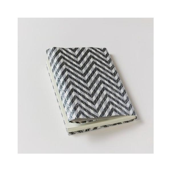 ●品番:22521●入数:１個●友禅和紙を使用した文庫本のブックカバーです。●友禅紙に揉み加工を施し、補強剤を塗布していますので、友禅紙の風合いが良くなり紙も強化されています。