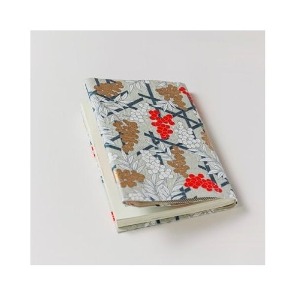 ●品番:22522●入数:１個●友禅和紙を使用した文庫本のブックカバーです。●友禅紙に揉み加工を施し、補強剤を塗布していますので、友禅紙の風合いが良くなり紙も強化されています。