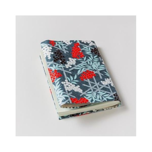 ●品番:22523●入数:１個●友禅和紙を使用した文庫本のブックカバーです。●友禅紙に揉み加工を施し、補強剤を塗布していますので、友禅紙の風合いが良くなり紙も強化されています。