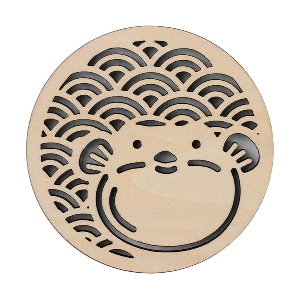 ●品番:118756●入数:１個●かわいらしいフグデザインの木製コースターです。●直径約100mmでマグカップや湯のみなどにぴったりです。●素朴な木目と柔らかいラインが、毎日の食事やお茶の時間にやさしさを添えます。●インテリア雑貨としてもか...