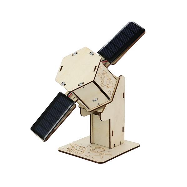 ●品番:058613●入数:１セット●太陽光で動く！組み立てて学べる人工衛星キット！●太陽光でパドルが回転する木製人工衛星キットです●付属のドライバーで本格的に組み立てられ、モーターの仕組みや太陽光発電の原理を楽しく学べます●組み立て後は絵...