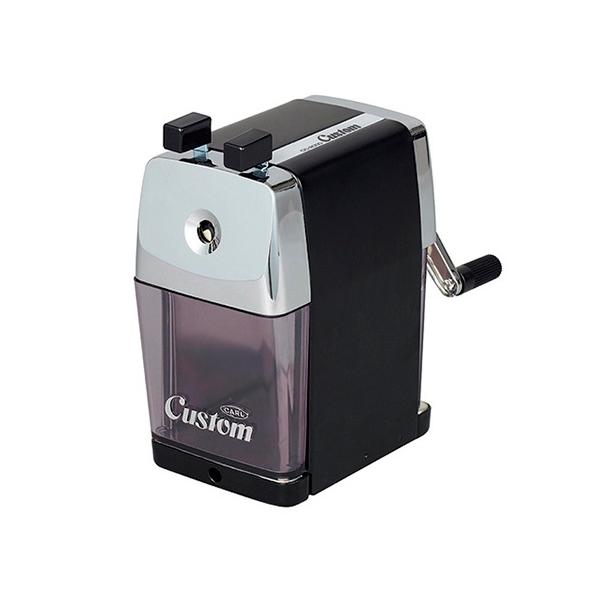 ●品番:CC-2000-K●入数:１個●丈夫で安定感のある大型ボディに「大容量クズ受け」搭載。●安定感と高い耐久性のあるスチール製ボディ●５段階の芯先調整機能付き（０．５ｍｍ〜０．９ｍｍ）。●鉛筆に傷の付かないゴム製チャック。●落下衝撃に強...