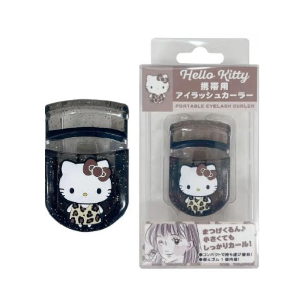●品番:K-6325A●入数:１個●ハローキティ　アイラッシュカーラー●ヒョウ柄×日焼け×ＪＫ服のキティちゃんマスコット付きで超かわいい●コンパクトでポーチにすっぽり入るサイズ♪●替えゴム付きだから長く使えて実用性もバッチリ
