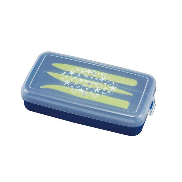 ●品番:ST139NB●入数:１個●フタの裏に収納できる３種類のヘラ付粘土ケース●フタはストッパー機能付●名前シール付●日本製