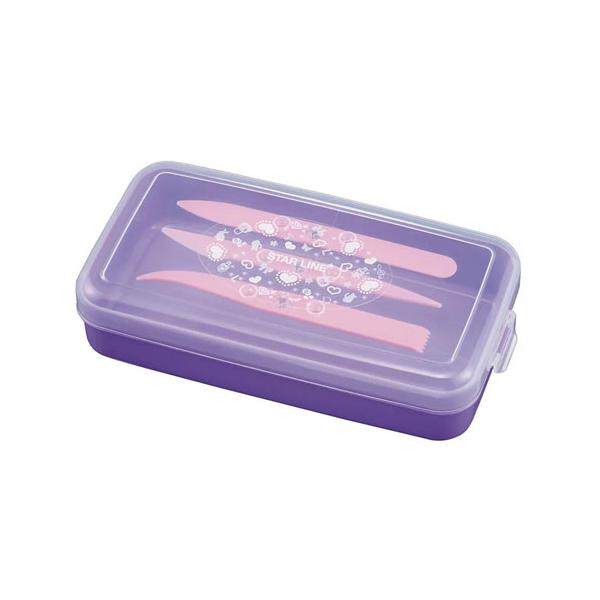 ●品番:ST139PU●入数:１個●フタの裏に収納できる３種類のヘラ付粘土ケース●フタはストッパー機能付●名前シール付●日本製