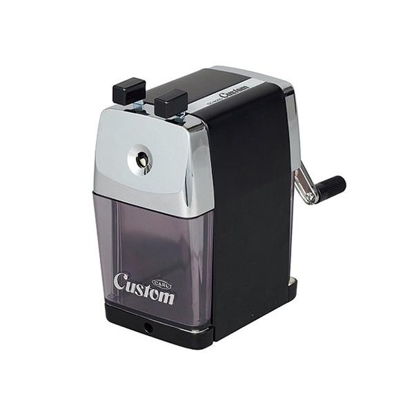 ●品番:CC-2000-K●入数:１個●丈夫で安定感のある大型ボディに「大容量クズ受け」搭載。●安定感と高い耐久性のあるスチール製ボディ●５段階の芯先調整機能付き（０．５ｍｍ〜０．９ｍｍ）。●鉛筆に傷の付かないゴム製チャック。●落下衝撃に強...