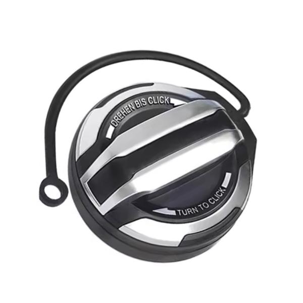 カスタムデザイン ガソリンキャップカバー(フューエルキャップ/フューエルタンクキャップ/給油口カバー)ドレスアップ志向のデザインを採用したカスタムタイプの燃料キャップです。シルバーカラーを基調とし、表面には英語表記が入っているため、無地タイ...