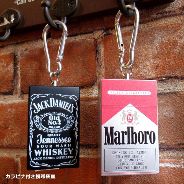 スライド式でお手入れも簡単♪オシャレなロゴデザインの携帯灰皿ですサイズ：横約4.0cm × 縦約6.5cm × 厚み約1.8cm素材:金属 【ご注意ください】※落としたり過度な力を加えると壊れます。※水を入れての使用はお止め下さい。サビの原...