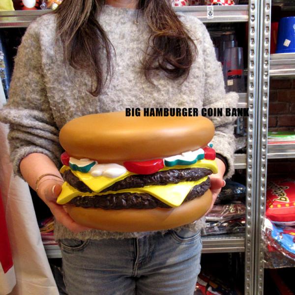 大きいハンバーガーのコインバンク両手で持つくらい大きいサイズですサイズ：約15.0cm×約25.0cm素材：ソフトビニール生産国：中国 【ご注意ください】※使用用途以外の使い方をしないでください。※過度な力を加えると壊れます。※入荷時期によ...