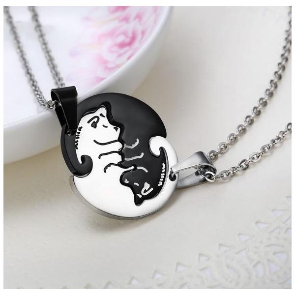 ご覧いただきましてありがとうございます(^^)こちらは犬の卍（まんじ）ネックレスです。シルバーとブラックの犬が可愛らしいです(^^)犬好きカップルやご夫婦にいかがでしょうか。トップ重量：約12グラムチェーン長さ：約50センチ材質：ステンレス