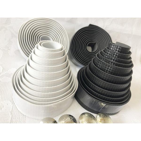 こちらはロードバイクやピストバイク等のドロップハンドルに巻くバーテープです。見た目を良くするだけでなく、ロード上の振動を吸収し握りやすさをプラスするという機能性も備えています。粘着テープが付いていないので巻き直し可能タイプです(^^)◆握り...