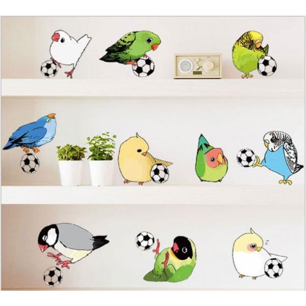 インコや文鳥大好きな方にぴったりな、かわいい鳥たち11羽がサッカーボールとたわむれるウォールステッカーです。痕が残らず剥がせるので賃貸のお部屋などにも使用できます。キッチンや子供部屋など簡単に模様替えできます(^O^)サイズ：50センチ×7...