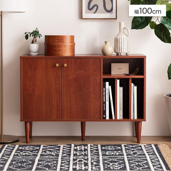 空間に溶け込む、暮らしを上質に彩るキャビネット 幅100cm木目調の落ち着いた佇まいに、ゴールドの取っ手がさりげないアクセント。“見せる”と“隠す”を1台で両立し、リビングはもちろん寝室・ダイニングにも自然に馴染みます。【3つの収納で「見せ...