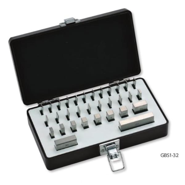 《仕様》●組数：32個組●材質：高炭素高クロム鋼●質量：0.98kg《特長》●一般測定、工作用の基準ゲージとして使用。●スペースブロックや高付加価値部品として使用。