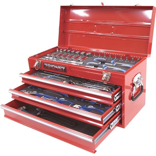 《仕様》●商品点数：59点●ツールボックスサイズ(W×D×H)：555×240×300mm●重量：約21.0kg《特長》●3段式のツールボックスに、3/8DRのソケット、レンチとペンチ類をセットした、ベーシックな工具セットです。●メガネレン...