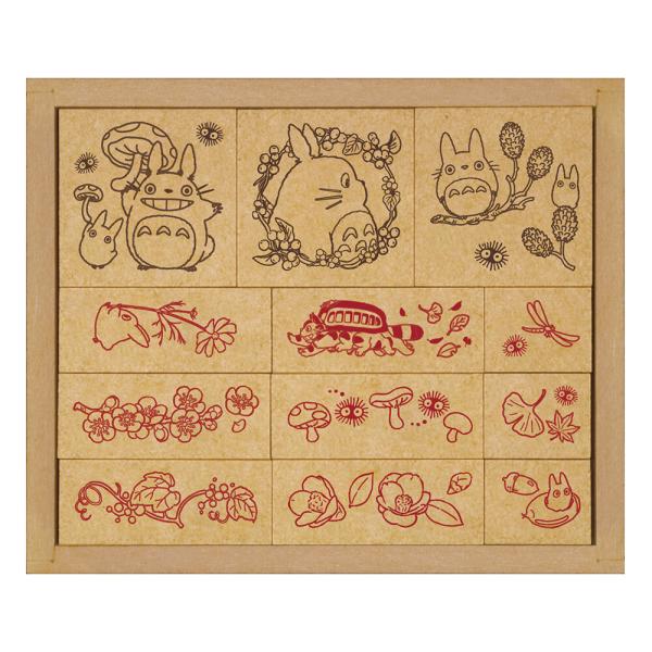 秋冬の可愛らしい草花とトトロたちが楽しいデザイン♪手帳の日々の記録、ノートデコ、手紙やカードに。トトロたちと一緒に四季の草花を彩って季節の移り変わりを楽しめるデコはんこです。全体サイズ：w86xH34xD71mmスタンプサイズ大：w25xH...