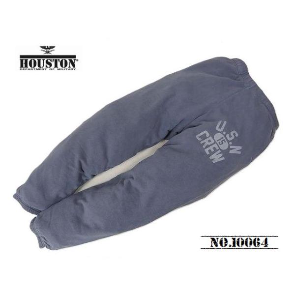 程よい厚みの9.7オンスのスウェットパンツです。裏毛(パイル)地仕様で、吸湿性、保温性が高く履き心地も抜群です。表地にはピグメント加工（顔料染め）を施し、ヴィンテージ感溢れる雰囲気に仕上げています。両サイドにはポケット付、ウエストはゴム＆紐...