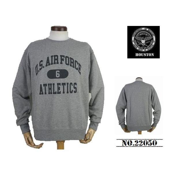 9.7OZの裏毛生地を使用した、ほどよい肉厚感のスウェットです。ピグメント加工を施しビンテージの様な風合いに仕上げています。フロントにはミリタリーモチーフの中でもスタンダードな「U.S.AIRFORCS」のロゴがプリントがされています。■サ...
