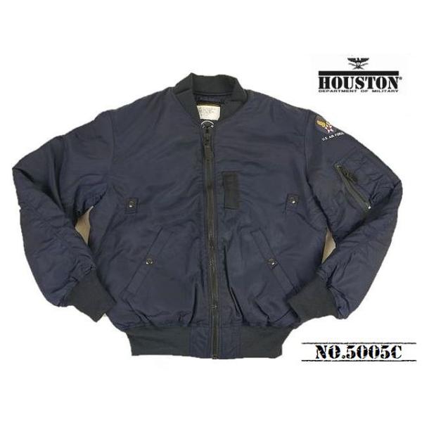 1950年代初頭にアメリカ空軍によって制式採用されたB-15フライトジャケット。当初はシープムートン製の襟が取り付けられていましたが、ジェット機への転換が進みつつあった1960年台、ハードヘルメットの導入によって邪魔になったシープムートンの...