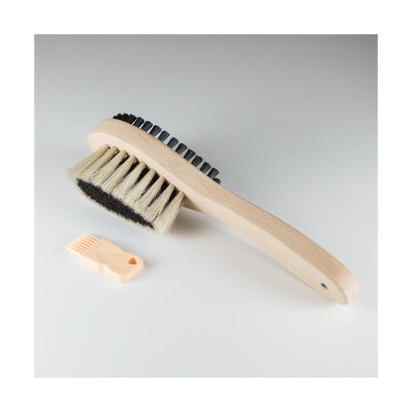 毛玉取りブラシで毛玉を取った後、反対側の洋服ブラシを使って衣類の繊維をツヤよく整えることができる、まさに一人二役！大変便利でお得な商品です。他にも布団、じゅうたん、クッションなどのブラッシングにも使用できてシーズンを通して活躍できます。毛玉...