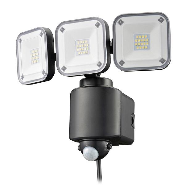 高速フラッシュ点滅で不審者を威嚇！防犯センサーライト3灯（4500lm/昼光色/コンセント式、コード長3m/焦電型赤外線センサー/保護等級IP44）LS-A450W3 オーム電機  防犯対策 ライト センサーライト 高速フラッシュ点滅 警告...