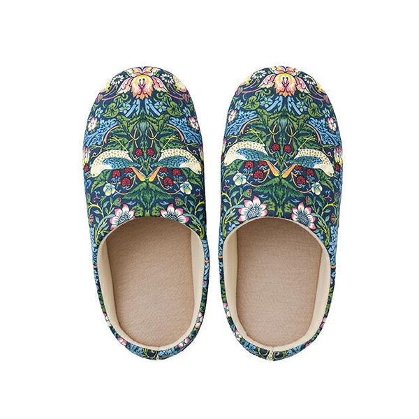 人気の「いちご泥棒」柄をあしらって、くつろぎ時間も足元を華やかに♪『もしも』のときでも頼れるルームスリッパ★　【商品仕様】シリーズ名：モリスワールドコレクションブランド名：ニーズ原産国／製造国：中国代表カラー：ネイビー材質(本体生地)：ポリ...