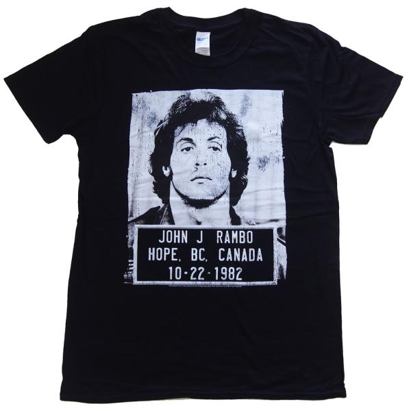 RAMBO・ランボー・MUGSHOT・Tシャツ・映画Tシャツ素材：コットン100％カラー：ブラック●ご注意：実物と色等が多少異なる場合があります。●店頭販売の為、売り切れる場合があります。予めご了承下さい。【平均サイズ身幅×着丈cm】輸入品...