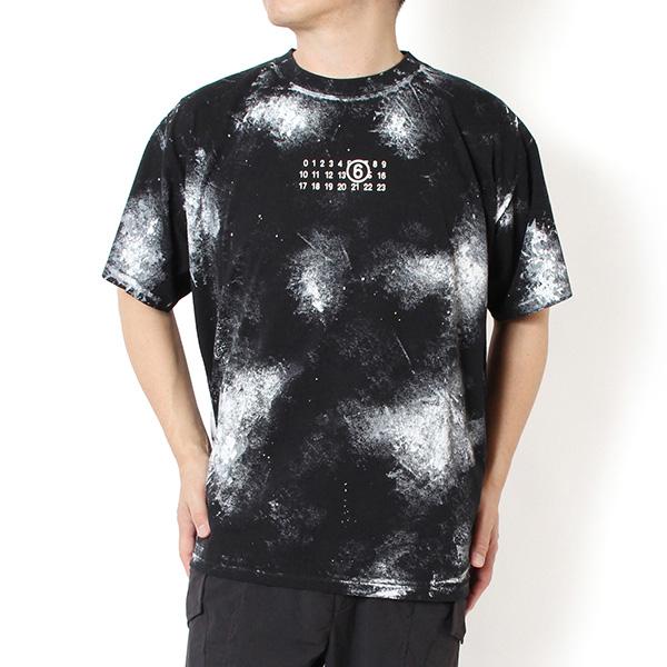 【発売日：2026年04月17日】・ホワイトペイントをデザインに取り入れたアーティスティックなTシャツ・メゾンの技法にアーカイブを彷彿させる１着に柄物使いとしてインパクトあるアイテムへ・ネックバックにはMM6シグネチャーのホワイトステッチラ...