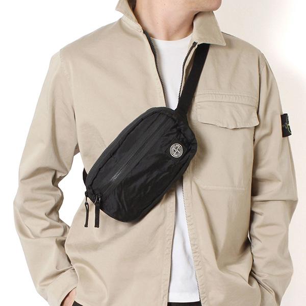 【発売日：2026年02月13日】・軽量かつ環境へも配慮したエコナイロン素材のコンパスロゴパッチのボディバッグ・ミニサイズながら外ポケットの収納プラスにWトリグライドのショルダーはフィット感の微調整に◎・横長デザインにミニお財布やスマホにそ...