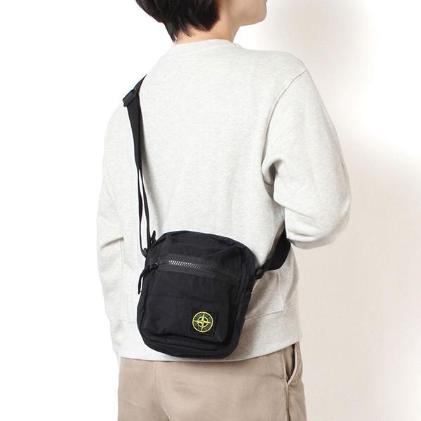 【発売日：2025年10月22日】■モデル(身長:160cm)■素材：コットン100% 裏地ナイロン■サイズ（約cm）：高さ19×横15×マチ6_8cm 総量:260gショルダー_140cm(トリグライド調節 取外し不可) 幅3cm■仕様：...