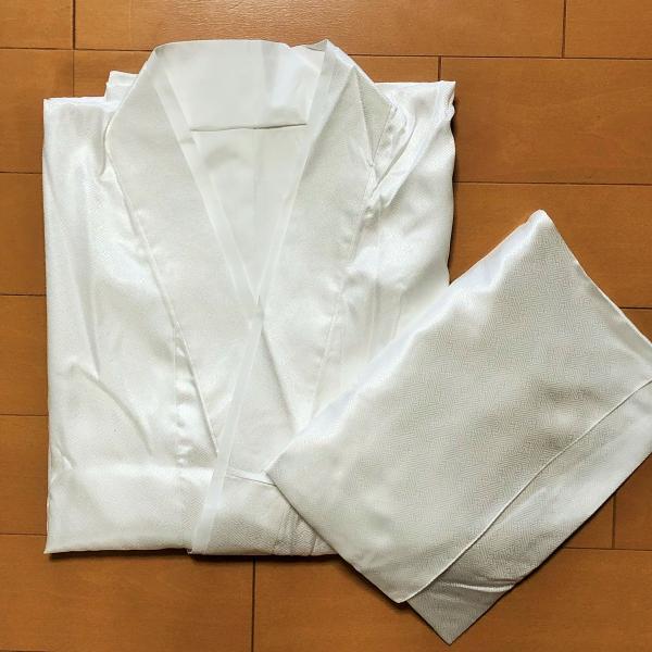 ●商品名  葬儀用品　仏衣　模様入り●商品詳細  【サイズ】肩幅　66cm・袖37cm・丈145cm・身幅62cm【付属品】数珠・足袋・手甲・脚絆・三角布、六文銭入れ・頭陀袋・腰帯【その他】不況に伴い、葬儀をご家庭で行われる方、家族に負担を...