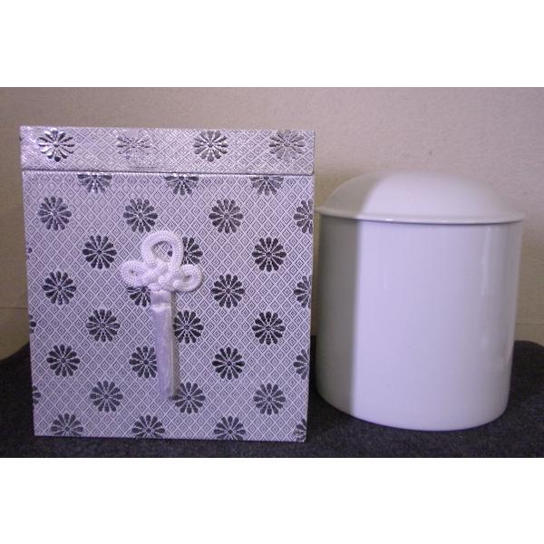 ●商品名骨壷　6寸（約18.18cm）／骨箱　銀色　2点セット●商品詳細【サイズ】骨壺（陶器製）…直径18cm×高さ21cm骨箱（木製・布張り）…21cm×21cm×高さ23.5cm　