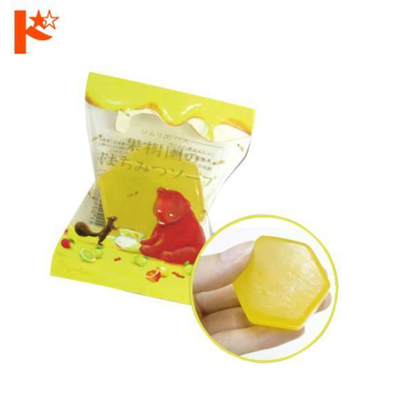 ■はちみつ色の六角形のミニソープです。植物石けんなのでお肌にやさしい仕上がりになっています。ゲストループや旅行に便利なサイズです。フルーツとはちみつの甘い香りになっています。■重量：30g■サイズ：W68×D95×H25（mm）■ご使用上の...