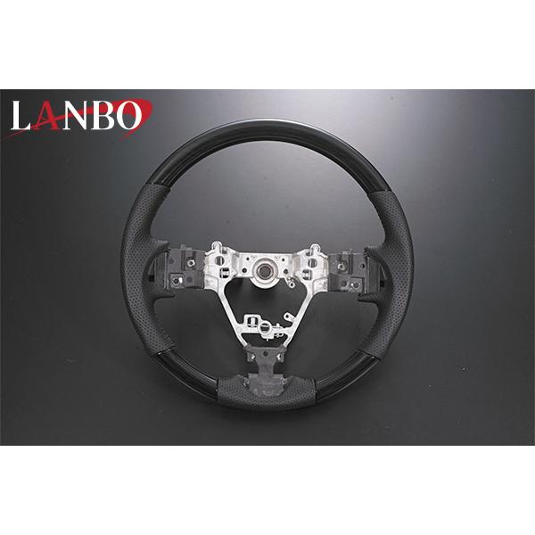 品番: SD003A車種: タント型式: LA600S / LA610Sカラー: 黒木目グリップ形状: ガングリップ備考: 2017/12-のみ可、MOMO製ステアリング装着車不可本製品はステアリング本体のみの純正交換タイプになります。本体...