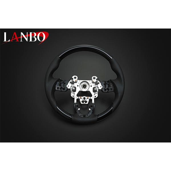 車種: CX-5型式: KE系カラー: ピアノブラックグリップ形状: ガングリップ備考: 本製品はステアリング本体のみの純正交換タイプになります。本体以外は純正部品（エアバッグ、バックカバー等）を移植してください。※ステアリング交換は整備業...