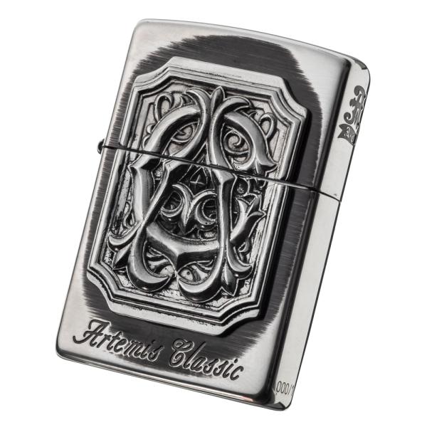 ジッポー社公認、限定100本のシリアル入りモデル。Artemis Classicの美意識を宿した一作です。片面には額装を思わせるスクエアのブランドレリーフデザインプレート、もう片面にはシーリングワックス風のラウンドメダリオンを配し、ゴシック...