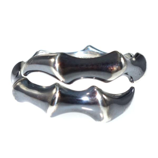 堕天使ルシフェルを象徴する、鋭く研ぎ澄ましたデビルウイングのリング。指に巻き付く立体フォルムは、しなやかで、見る角度ごとに陰影が深く流れます。羽根の稜線は彫刻的に表現し、鏡面×燻しのコントラストが造形の切先を際立たせる設計。シンプルでありな...