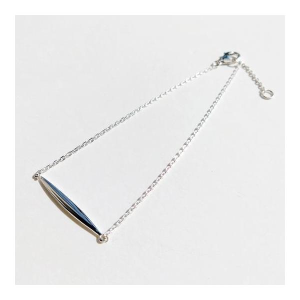 シルバーアクセサリーブランド『Blanche-ブランシュ-』Bizarreサブブランドシンプルな細めのチェーンに、シャープなプレートが付いた洗礼されたデザインのブレスレット。チェーンはカットが入ったデザインで、少し大人っぽい雰囲気です。カラ...