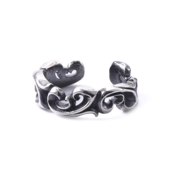 メンズシルバーアクセサリーブランド『DEAL DESIGN(ディールデザイン)』のアクセサリーフローラルの要素をプラスして流れるようにトライバルを彫刻したイヤカフ。細身でも無骨な雰囲気を醸し出し、既存にはない存在感を放つ逸品。表示価格は1個...