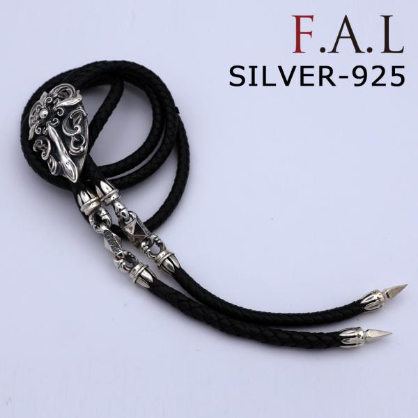 望めば実現可能な願いをhope「希望」と連想してクロスモチーフに涙型を逆にしたシルエットのプレートとしてデザイン。中央の球体は「種の実り」十字は「願 いへの祈り」として表現しています。中央のクロスがアラベスクに包まれているような印象を作り出...