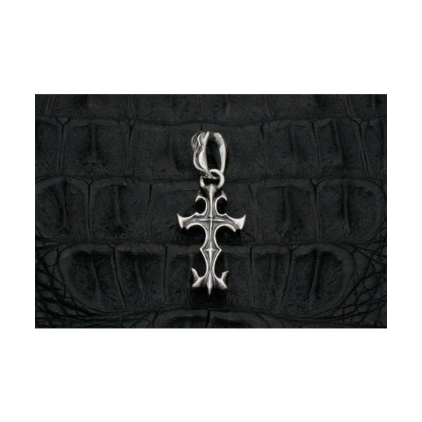 メンズ シルバー アクセサリー ブランド 『 F.A.L ( エフエーエル )』「bloodless」＝「血の気のない、冷血無情」というテーマを、造形によるエッジワークやイブシの黒いミゾのラインでクールな印象となるようにデザイン。ブラッドレ...