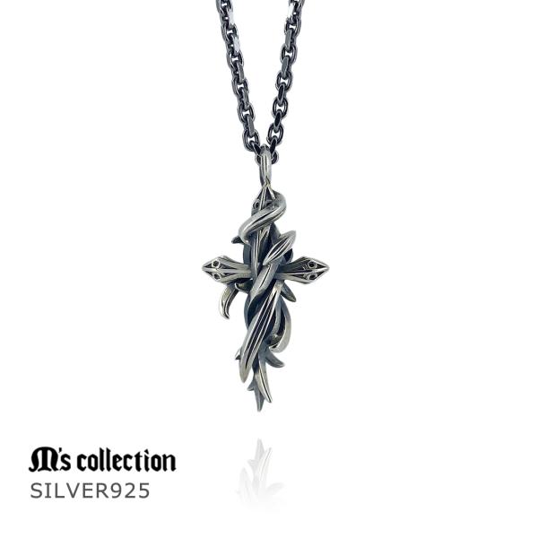 有機的なラインがクロスモチーフへと昇華した、アートピースのようなペンダント。まるで触手が絡み合いながら一本の意志を形づくるように、立体的な流線が複雑に重なり合うデザインが印象的。マットな燻しシルバーの質感は、深い陰影をまといながら胸元で存在...