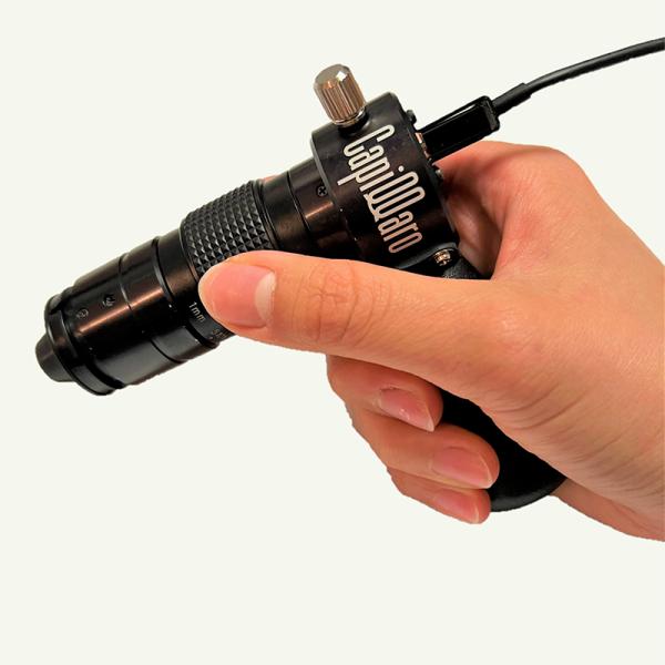 片手で安定した撮影が可能。Capillaro本体に簡単に装着できます。肌や頭皮、ペットの血流を撮影時に便利です。