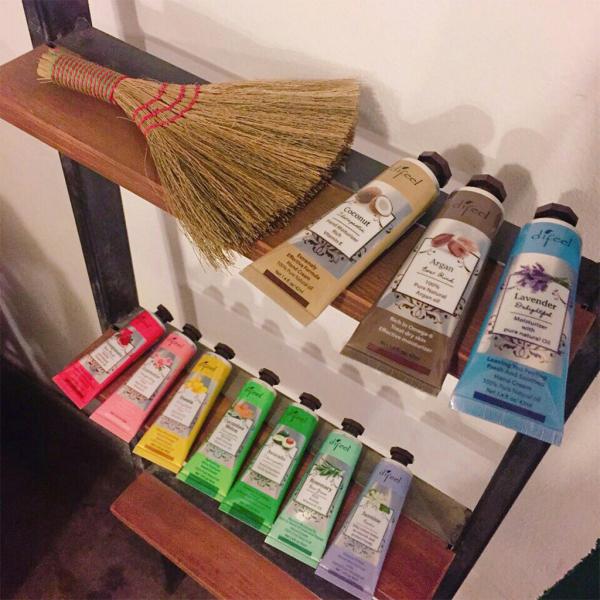 【発売日：2021年11月22日】・1+1 イベント実施中（１個買えばもう１個もらえる）・ナチュラル　ハンドクリーム・香り　　指先に広がるさわやか ・長時間　続く保湿力 （夏でもベタベタしない） ・選べる　楽しい１８種の香り・パラベンフリー...