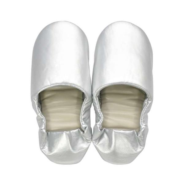 ポータブルスリッパ。カラーはシルバー。やわらかな踏み心地の良さと履きやすいシンプルな形が魅力のポータブルスリッパ。エレガントな雰囲気の服装にはもちろん、デニムなどのカジュアルな服とも相性の良いカラーです。